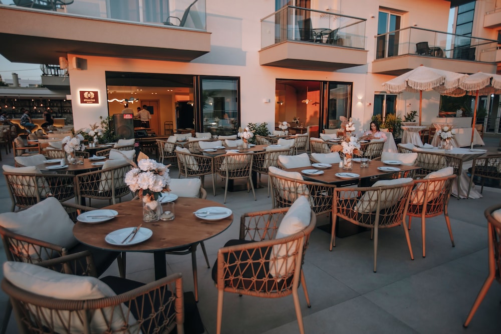 Avenue Hotel - Ksamil