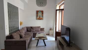 Apartamento família, sacada | Área de estar | TV de tela plana
