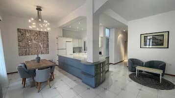Apartamento família, sacada | Área de estar | TV de tela plana