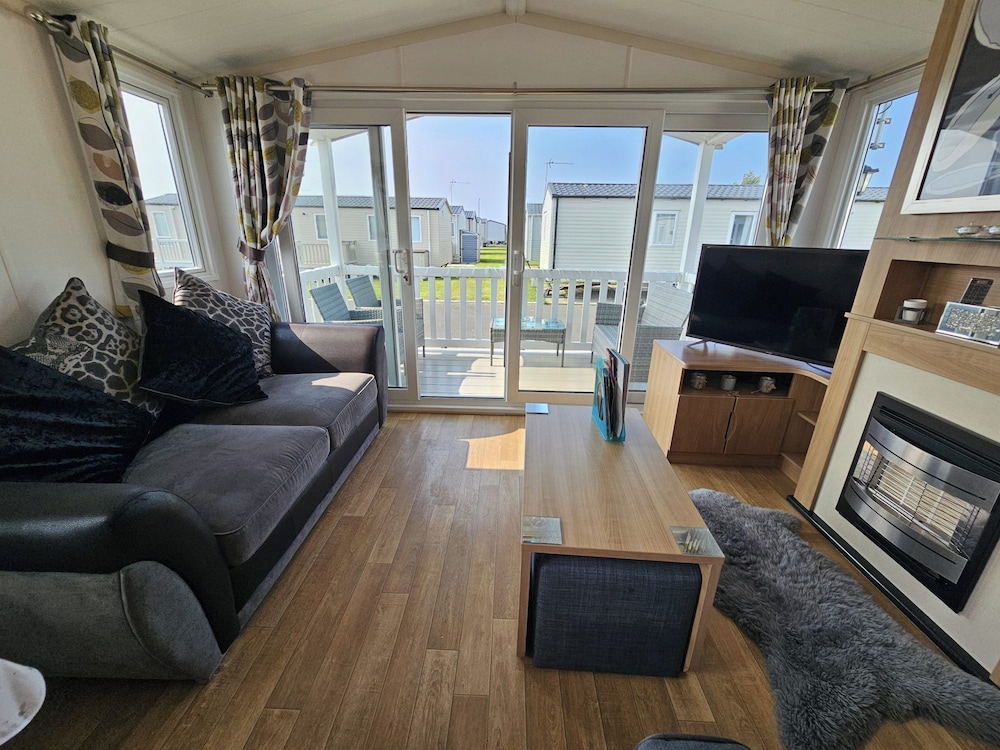 Angie 2 Bed Rhyl Robinhood - Rhyl