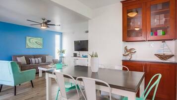 Apartamento, várias camas, varanda, vista parcial para o oceano | 3 quartos, com decoração personalizada, com mobília individualizada