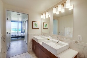 Apartamento em Condomínio Fechado, 2 camas queen-size, varanda, vista para o oceano | Casa de banho | Produtos de higiene exclusivos, toalhas fornecidas, papel higiénico 