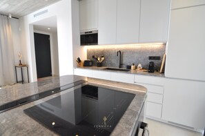 Vila luxo, vista para o mar | Cozinha privada | Chaleira elétrica, torradeira