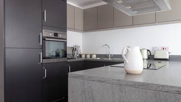 Apartamento | Cozinha privada | Um frigorífico, um micro-ondas, um forno, uma placa de cozinha