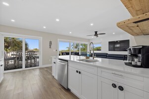 Apartamento de Luxo em Condomínio Fechado, 3 quartos, cozinha, vista para o oceano | Cozinha privada | Um frigorífico/congelador grande, um micro-ondas, um forno 