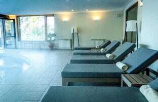 Piscina interior, piscina exterior, espreguiçadeiras 