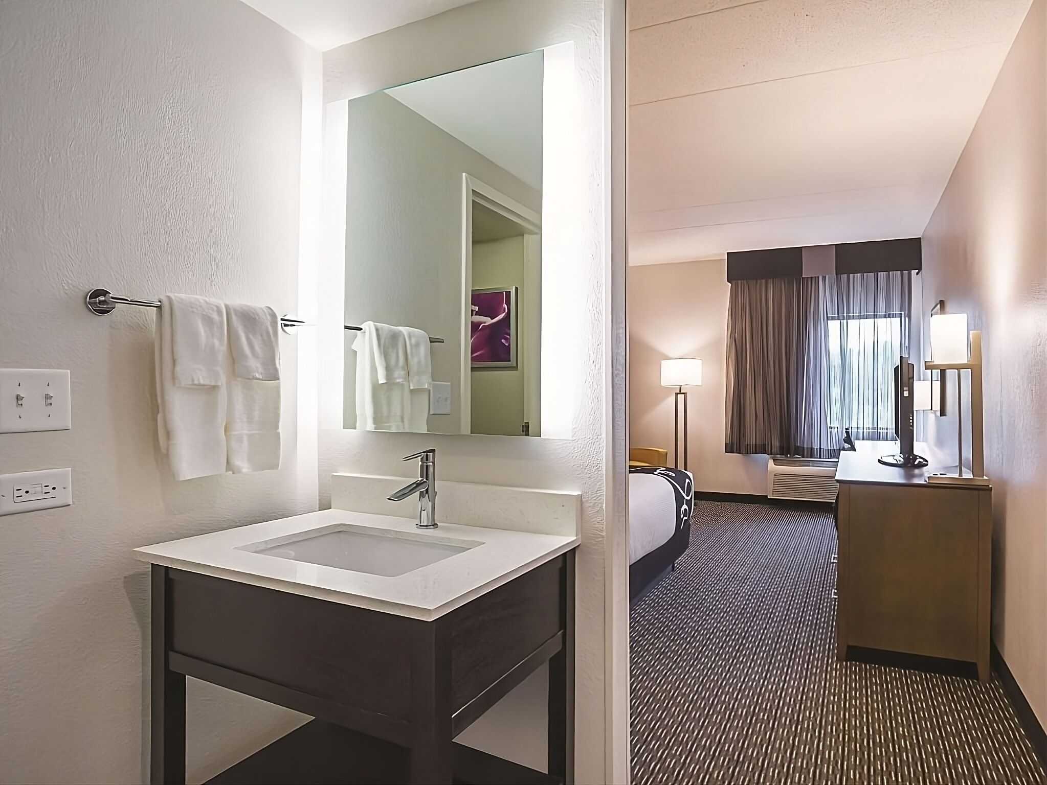 Deluxe Room With King Bed At La Quinta Inn: Mini Market & Pool Access - Myrtle Beach, SC