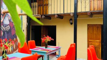 Televisor de ecrã plano de 32 polegadas com canais por cabo