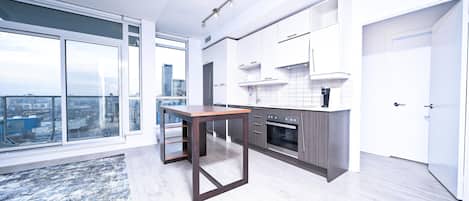 Apartamento conforto, sacada, vista para a cidade | Cozinha privada | Geladeira grande, micro-ondas, fogão, cooktop