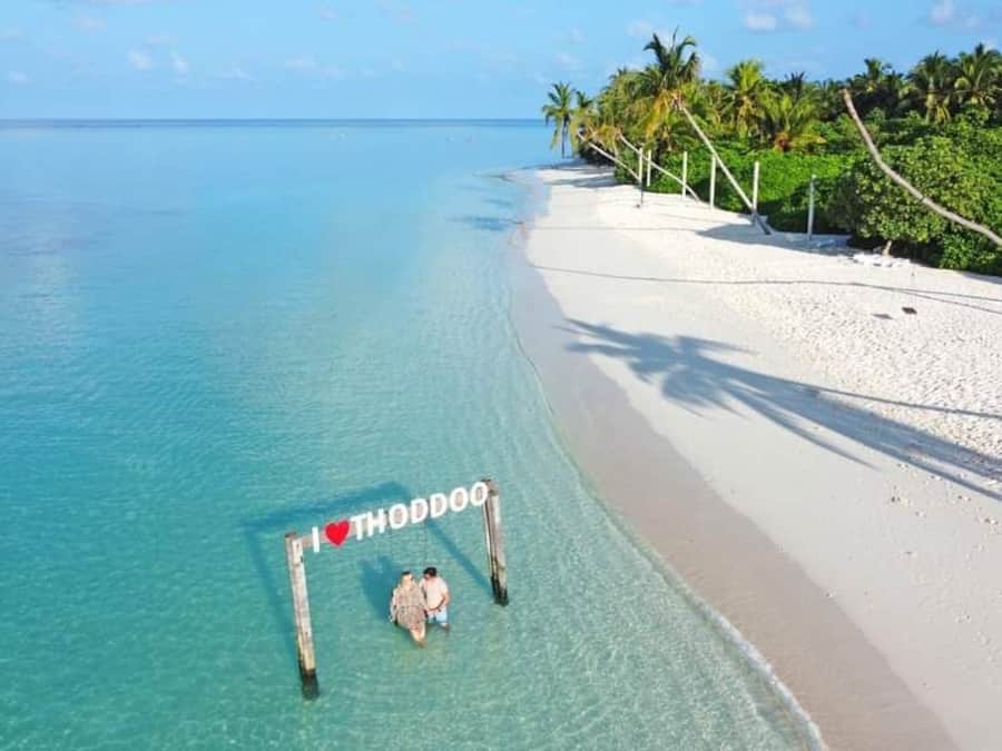 Uma praia privada nas proximidades, praia de areia branca