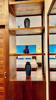 Quarto casal superior, vista para a piscina | Ferros/tábuas de passar roupa, Wi-Fi de cortesia, roupa de cama