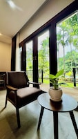 Quarto casal superluxo, varanda, vista para a piscina | Área de estar | TV LED 40 polegadas com canais digitais