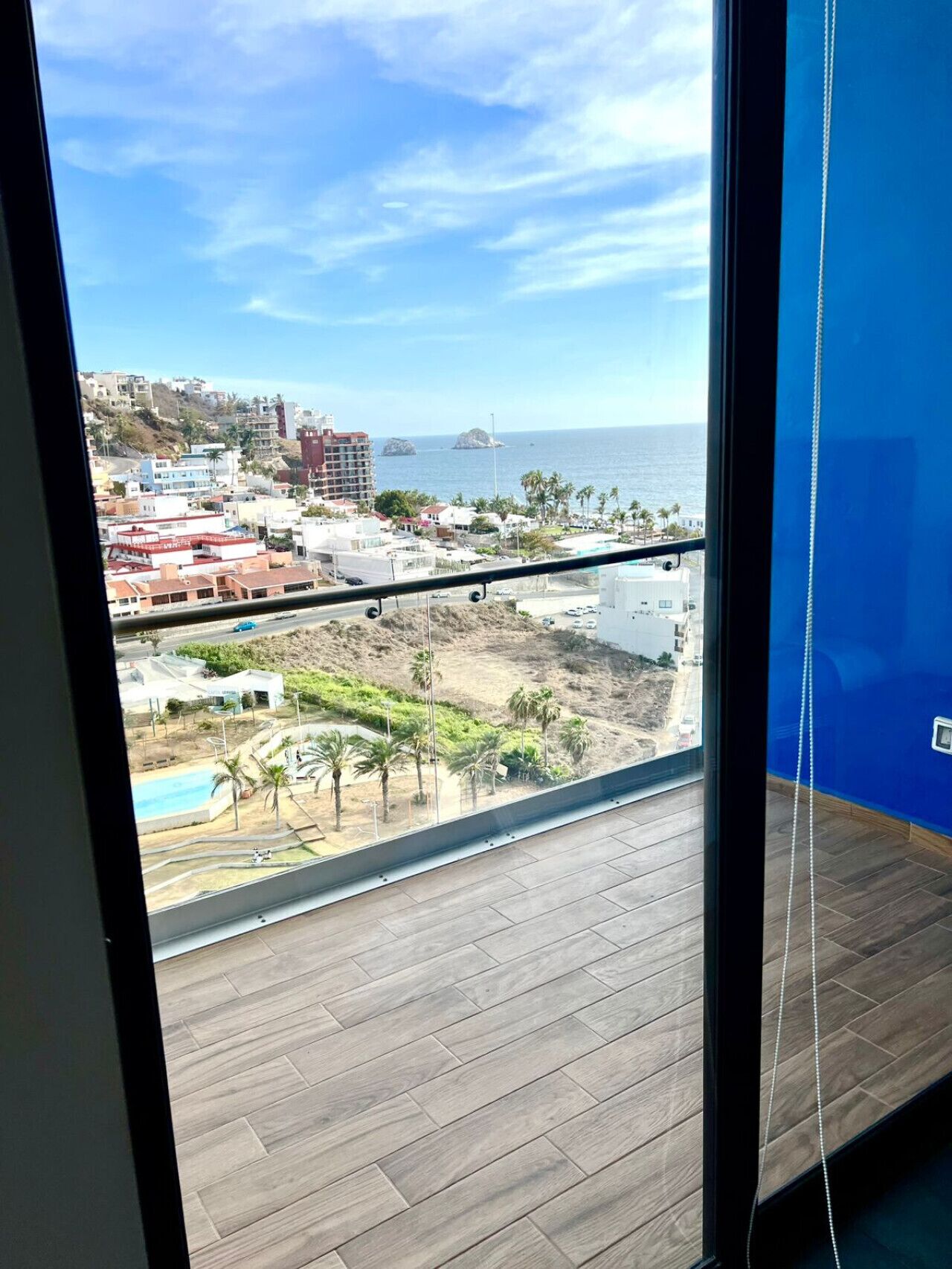 Apartamento Deluxe, varanda, vista parcial para o mar | Terraço/pátio interior