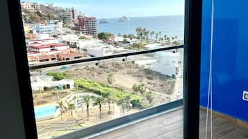 Apartamento Deluxe, varanda, vista parcial para o mar | Terraço/pátio interior