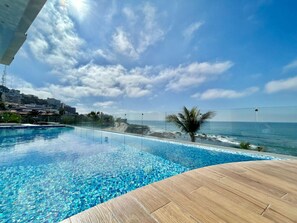 Apartamento Deluxe, varanda, vista parcial para o mar | 2 quartos, cortinas/cortinados opacos, ferro/tábua de engomar