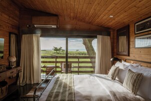 Roupas de cama premium, frigobar, cofres nos quartos, escrivaninha