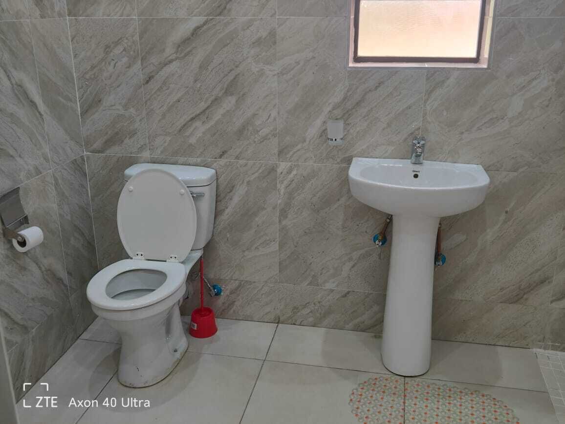 Um banheiro com vaso sanitário e pia.