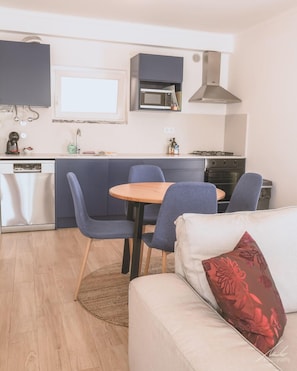 Apartamento, 2 quartos, casa de banho privativa, junto ao mar | Refeições no quarto