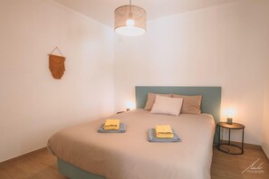 Apartamento, 1 quarto, casa de banho privativa, junto ao mar | Minibar, com decoração personalizada, com mobília individualizada