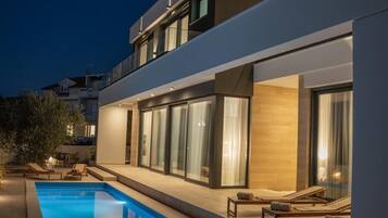 Piscina exterior sazonal, espreguiçadeiras