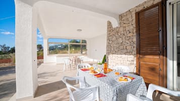 Apartamento standard, 1 quarto, ar-condicionado (La Conchiglia di Torre Vado with Sea) | Opções para refeição ao ar livre
