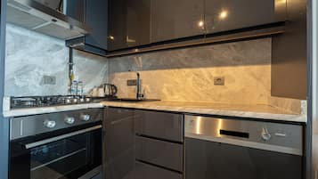 Suíte executiva, 1 cama King, vista para o mar | Cozinha privada | Geladeira, fogão, cooktop, lava-louças