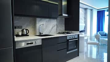 Suíte conforto, vista para o mar | Cozinha privada | Geladeira, fogão, cooktop, lava-louças