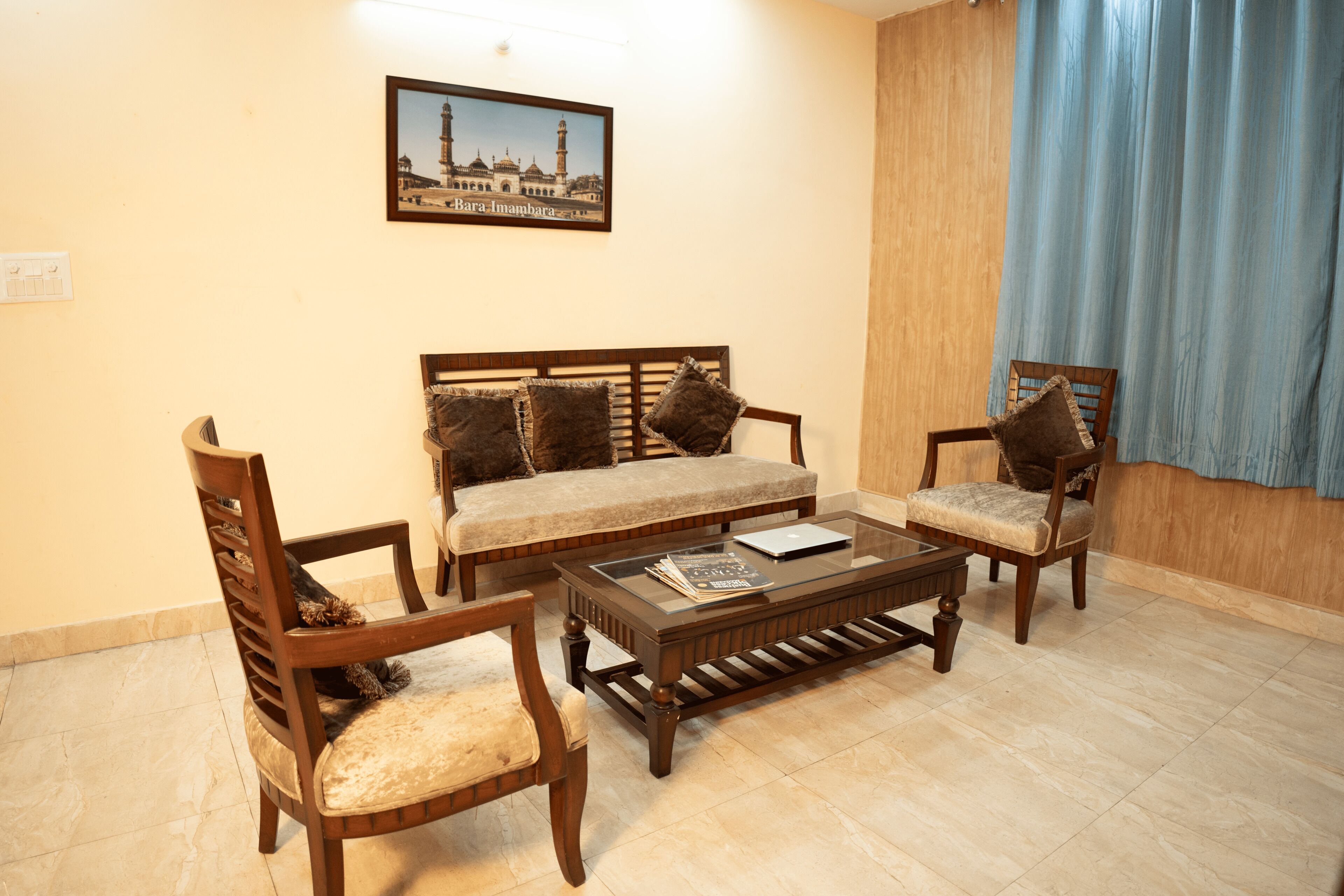 Cozy Retreat I Free Breakfast | Near Centrum Hotel - Lucknow