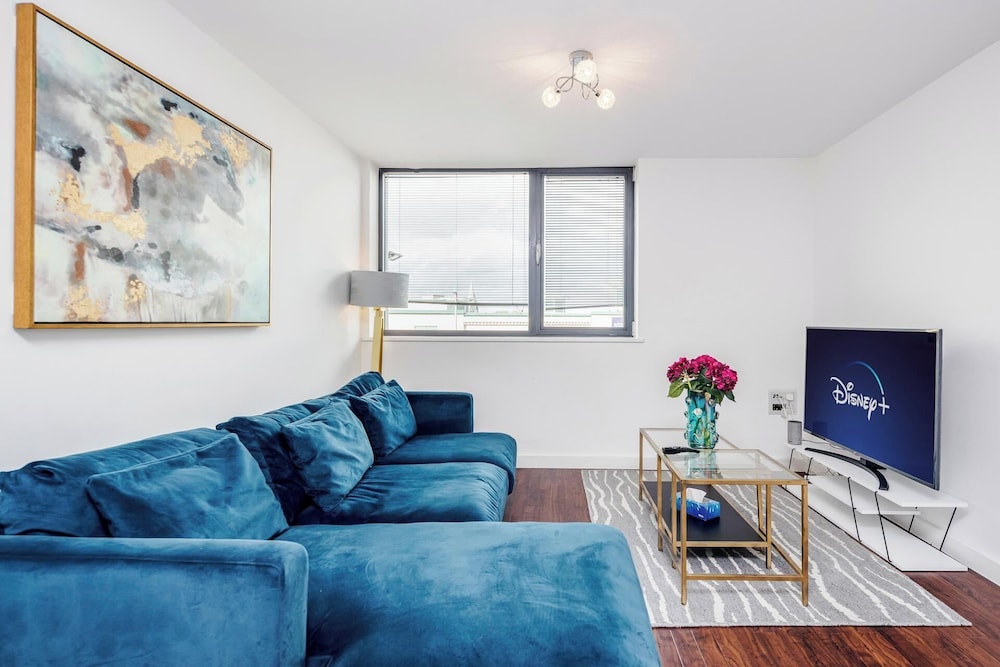 Basildon - 2-bed - Sleeps 5 - Near Train Station - Basildon