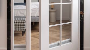 Apartamento, vista para o pátio | Sala de estar | TV de ecrã plano