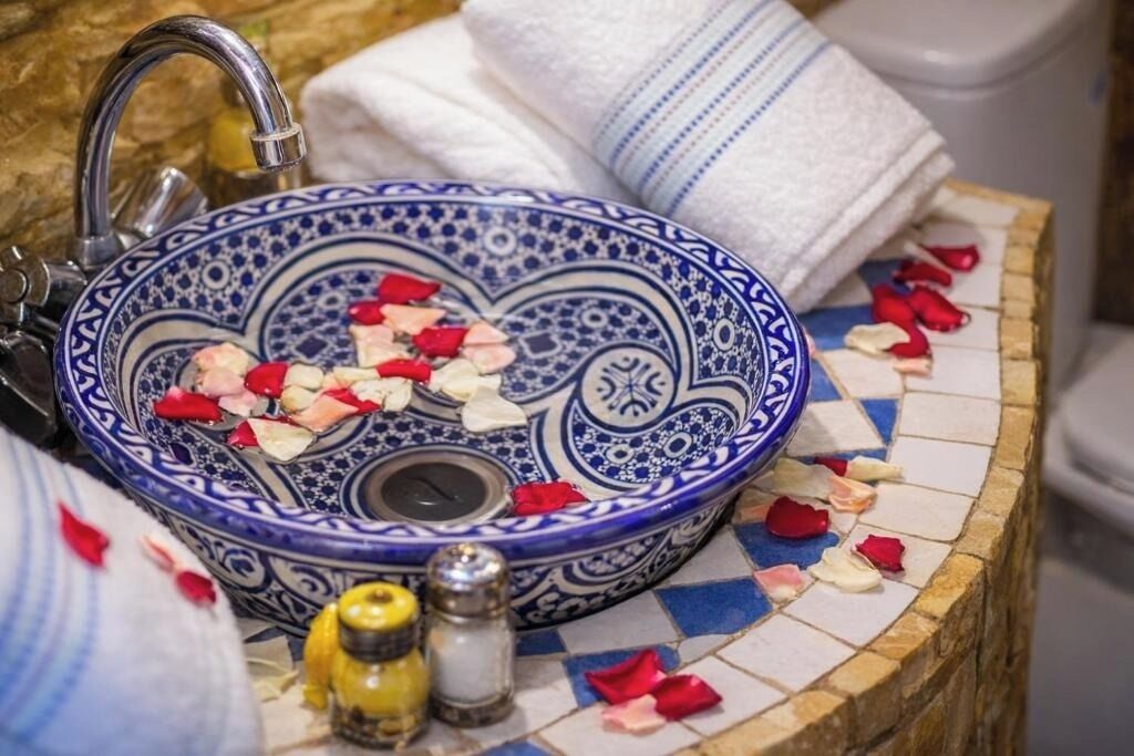 Quarto Standard | Casa de banho | Um polibã, um secador de cabelo, um bidé, toalhas fornecidas 
