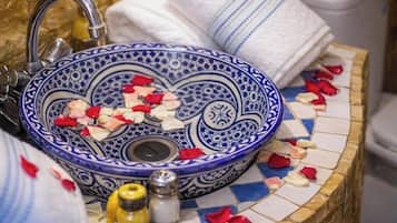 Quarto Standard | Casa de banho | Um polibã, um secador de cabelo, um bidé, toalhas fornecidas