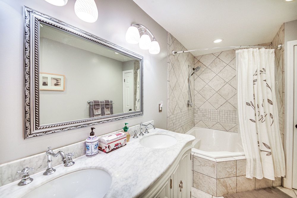 Waterfront Home W/ Dock & Yard In Hampton! - Hampton, VA