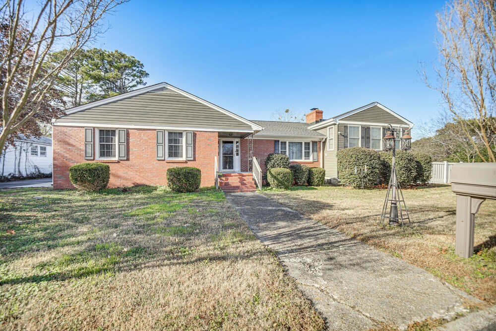 Waterfront Home W/ Dock & Yard In Hampton! - Hampton, VA