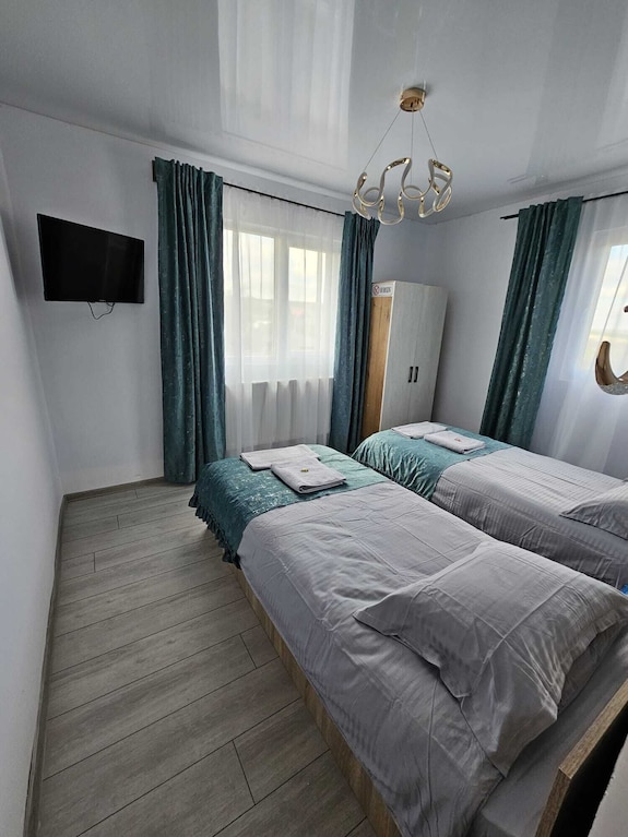 Spacious 5-bedroom House In Charming Iasi/lețcani With Ac, Wifi - Podu Iloaiei