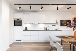 Apartamento, vista para o pátio | Cozinha privada | Uma máquina de café expresso, um frigorífico/congelador grande