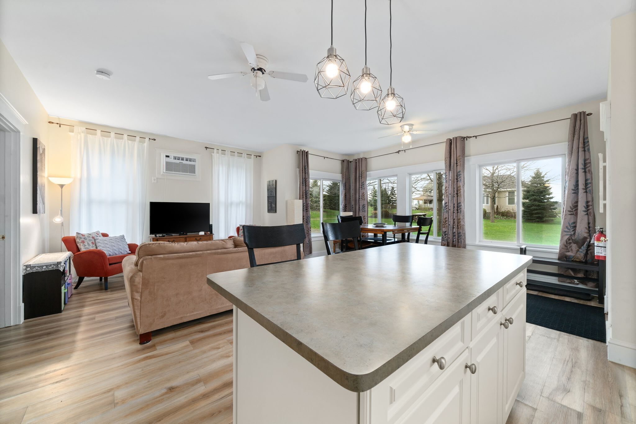 The Warbler - 12 Meadowview - Prince Edward County