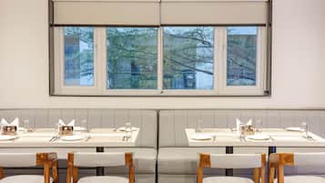 Café da manhã com buffet nos fins de semana (INR 250 por pessoa)