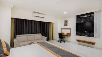 Quarto premium | Cofres nos quartos, escrivaninha, quartos à prova de som