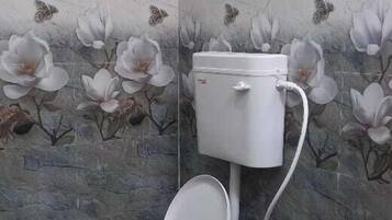 Quarto Deluxe | Casa de banho | Um polibã, artigos de higiene pessoal grátis, chinelos