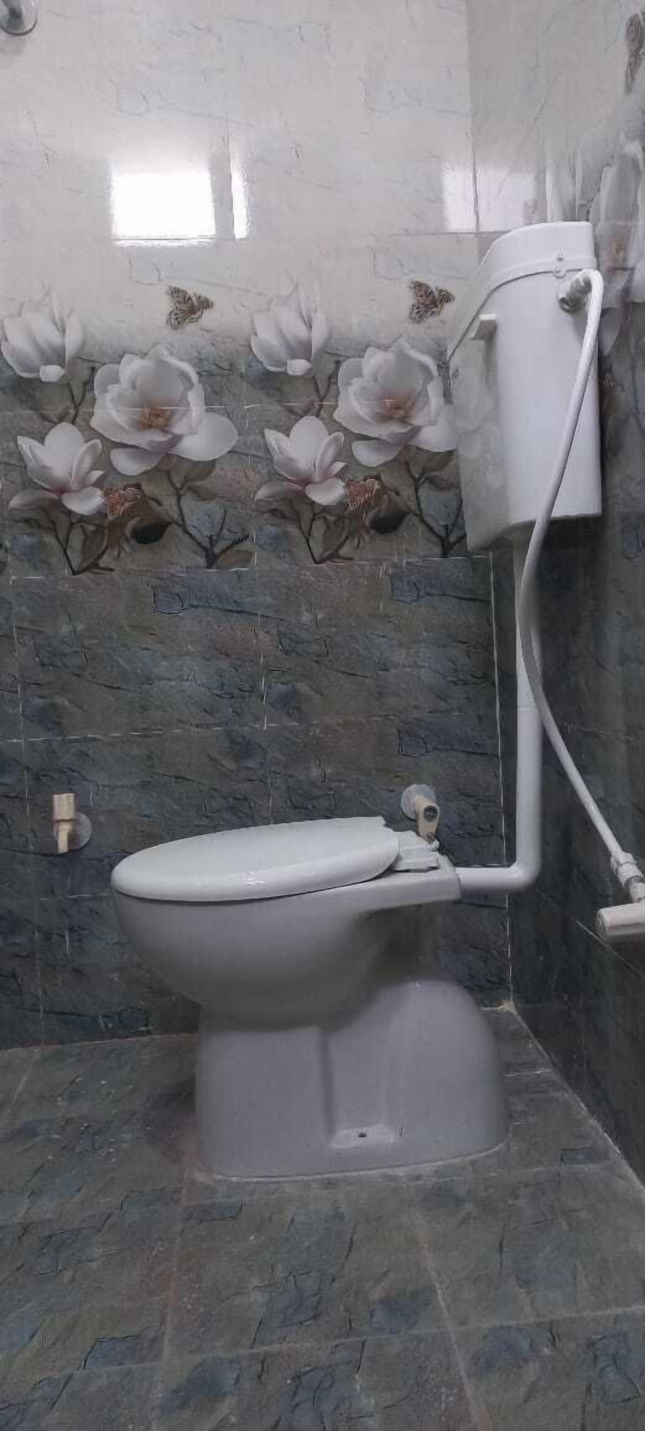 Quarto Deluxe | Casa de banho | Um polibã, artigos de higiene pessoal grátis, chinelos 