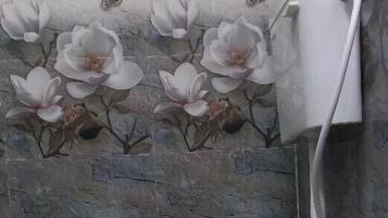 Quarto Deluxe | Casa de banho | Um polibã, artigos de higiene pessoal grátis, chinelos