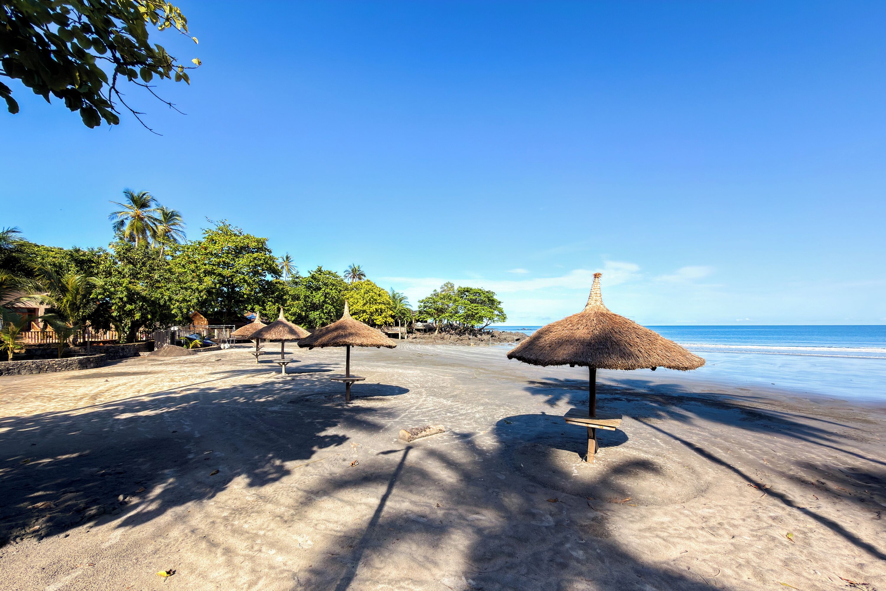 Uma praia privada, praia de areia negra, toldos de praia gratuitos 