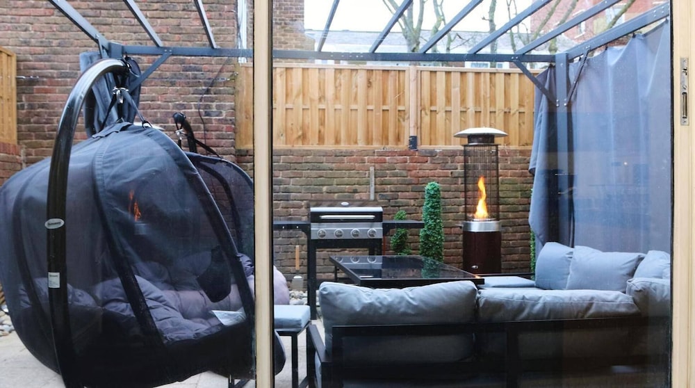 Housesleep14-freep-garden-bbq-patio-pooltable - Stratford