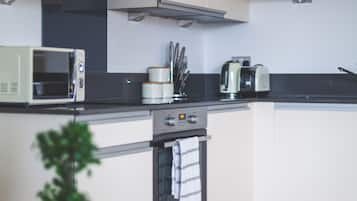 Apartamento | Cozinha privada | Um frigorífico, um micro-ondas, um forno, uma placa de cozinha