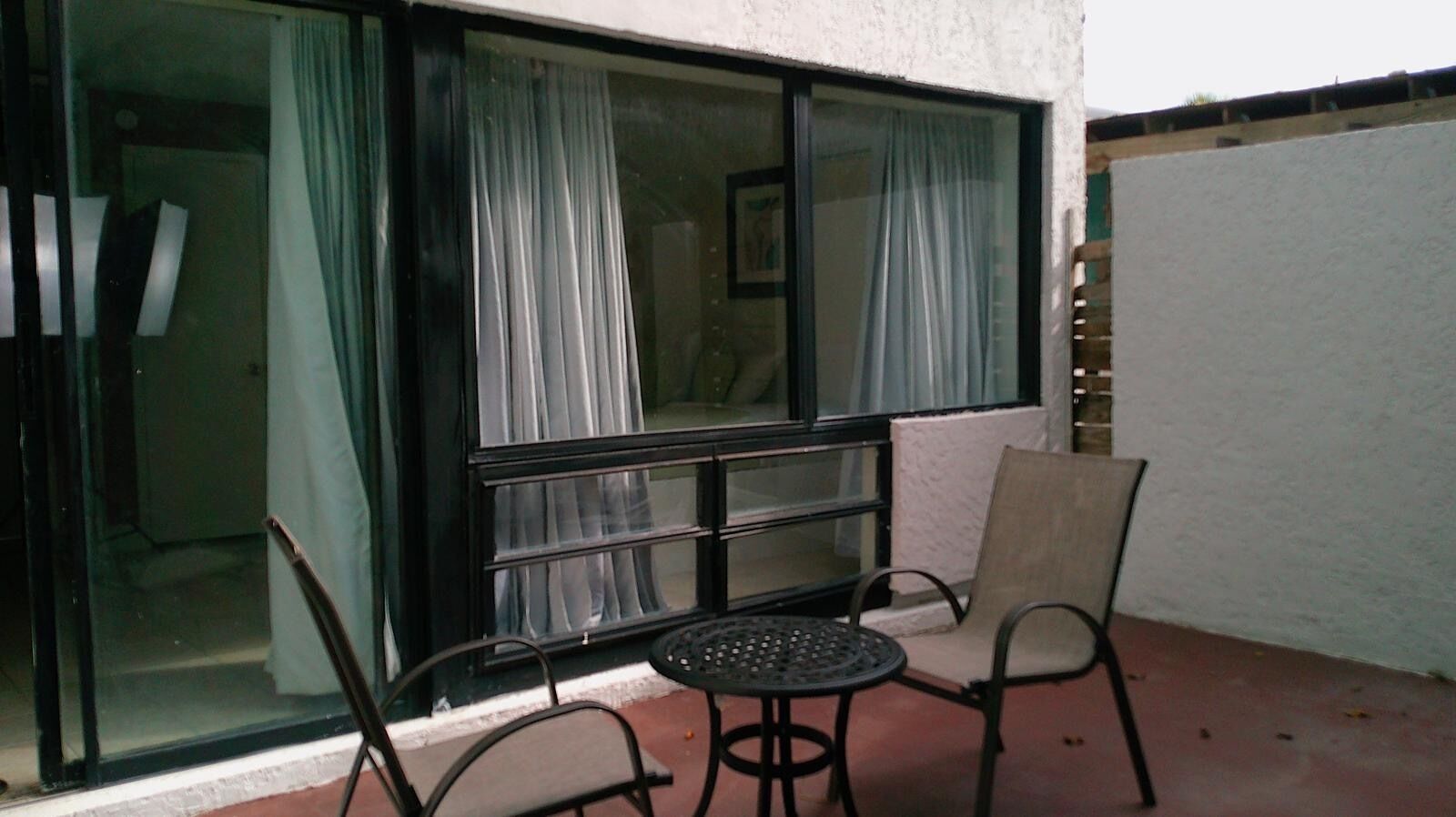 Quarto básico, vista para o pátio | Wi-Fi de cortesia