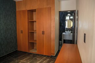 Suíte conforto, sacada | Banheiro | Chuveiro, sabonete, shampoo, papel higiênico