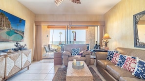 Condo, 1 cama King e sofá-cama, varanda, vista para o oceano (109) | Área de estar | Dock para MP3