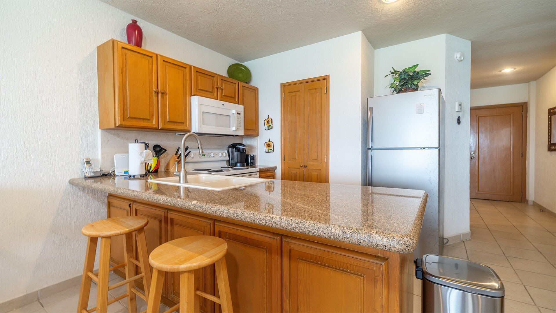 Condo, 1 cama King e sofá-cama, sacada, vista para o oceano (611) | Cozinha privada | Cafeteira/chaleira