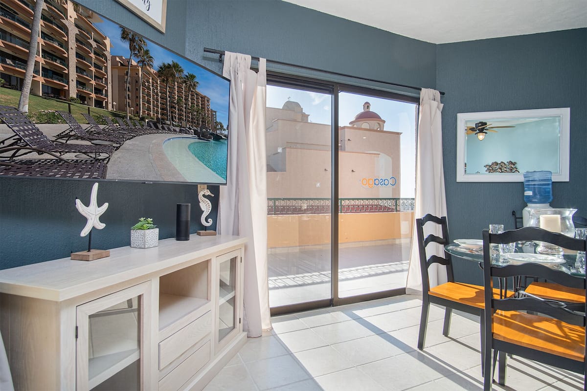Apartamento em Condomínio Fechado, várias camas, varanda, vista para o oceano (711)